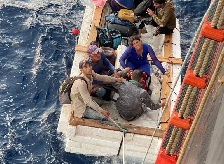 National Glory Crew Rescues 7 Boaters - Seafarers International Union